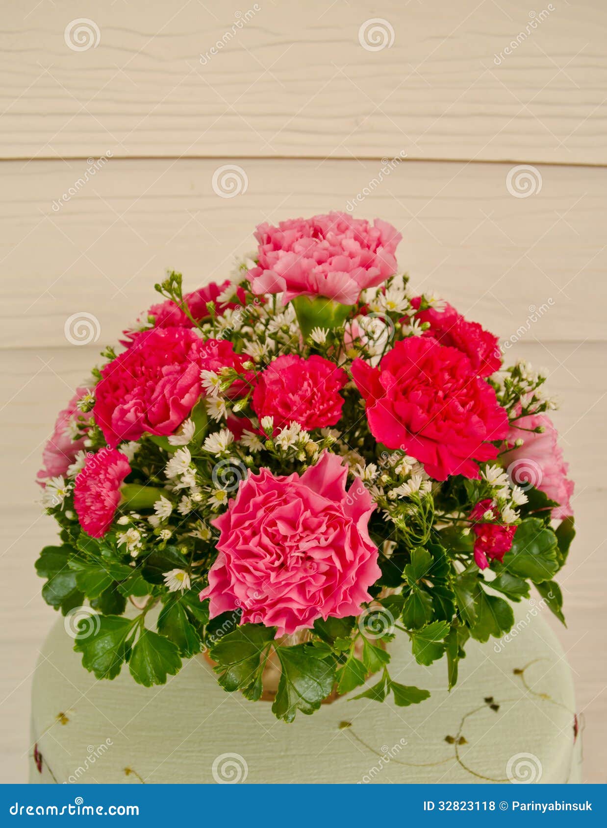 Mooi Bloemboeket Met Anjer. Stock Foto - Image of bloesem, bloem: 32823118