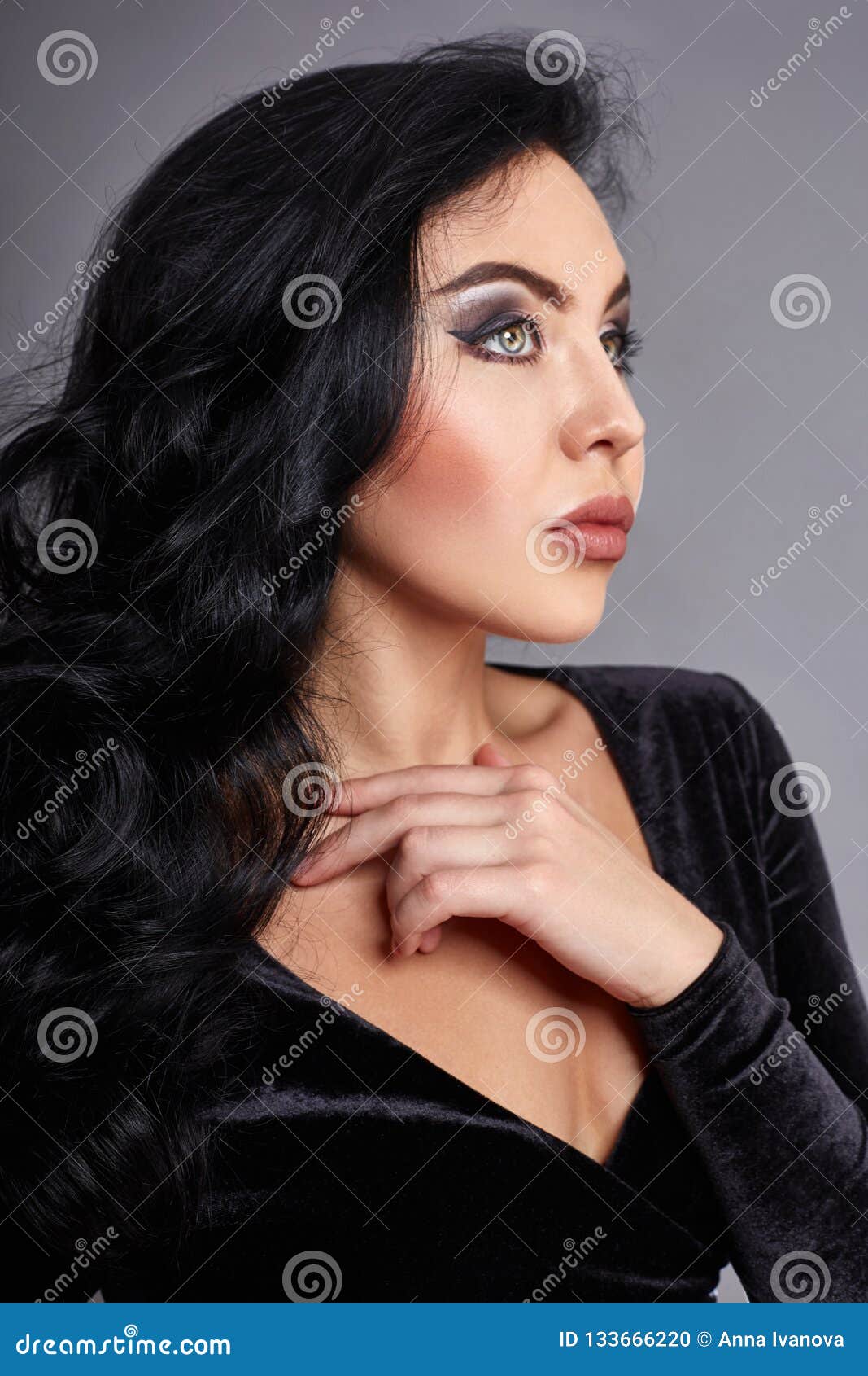 Mooi Brunette Met Zwart Krullend Haar Perfect Cijfer En Grote Ogen Zwarte Bovenkant En Jeans Op