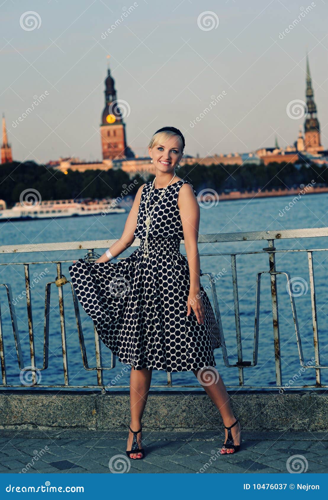 Mooi dansend blond meisje stock afbeelding. Image of persoon - 10476037