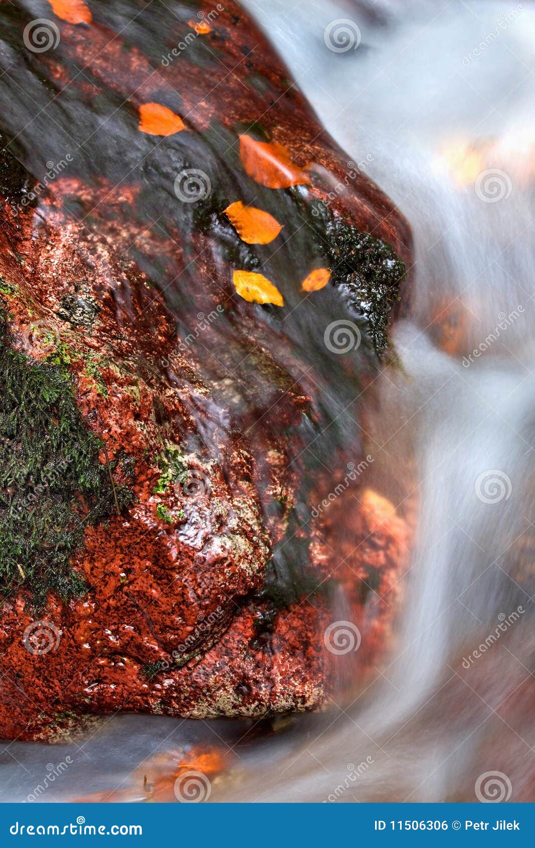 Mooi De Herfstwater Tussen Rode Stenen Stock Foto - Image of vrede ...