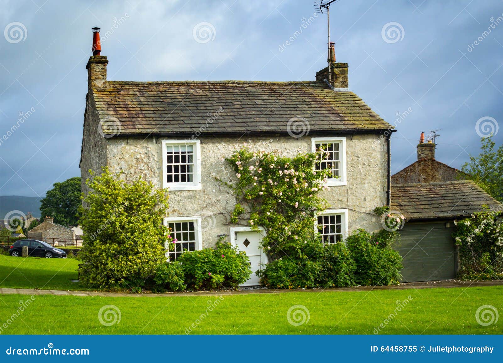 Mooi Engels Huis Met Het Beklimmen Van Rozen Stock Afbeelding - Image ...