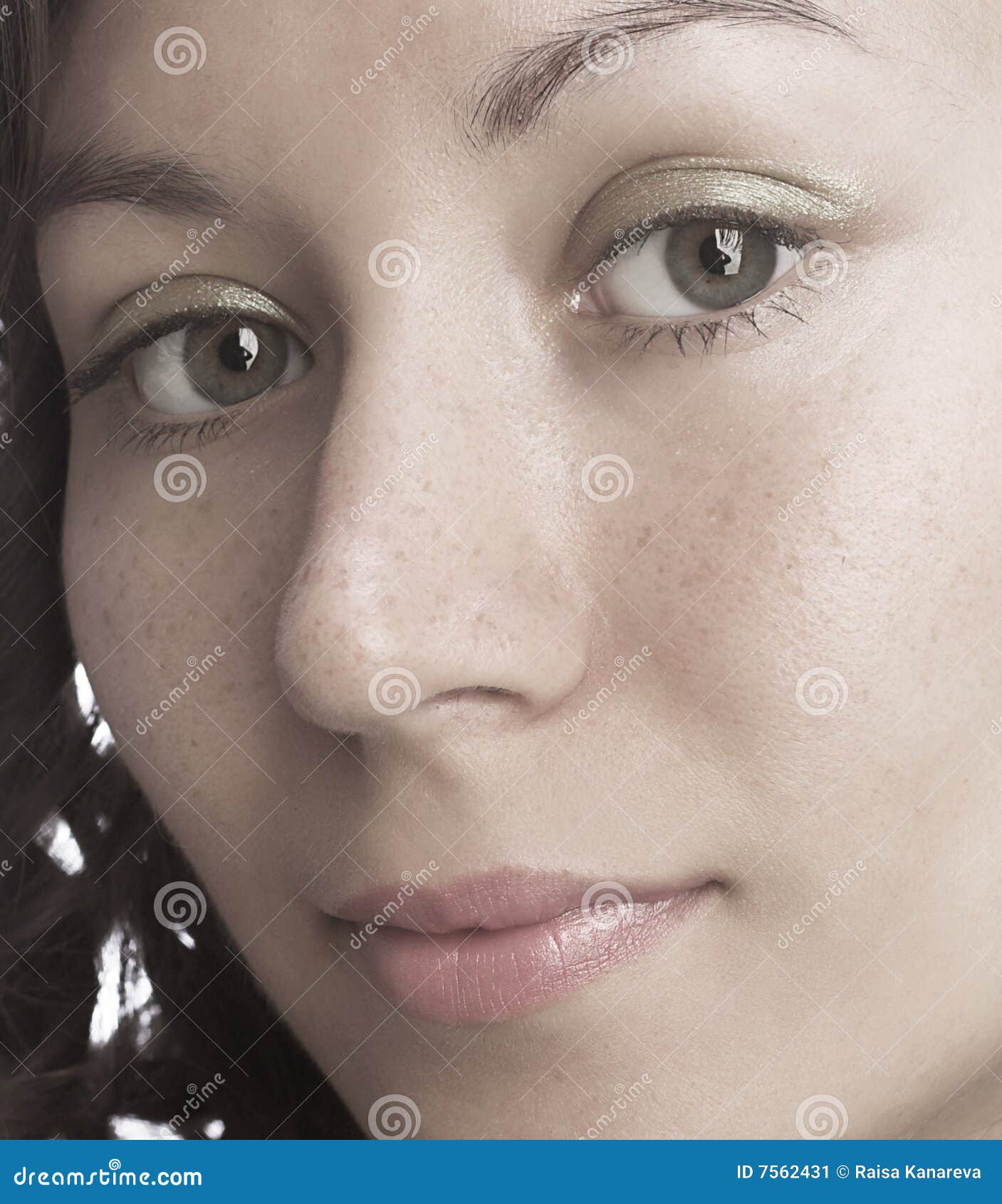 Mooi gezicht met sproeten stock afbeelding. Image of schoonheidsmiddel ...