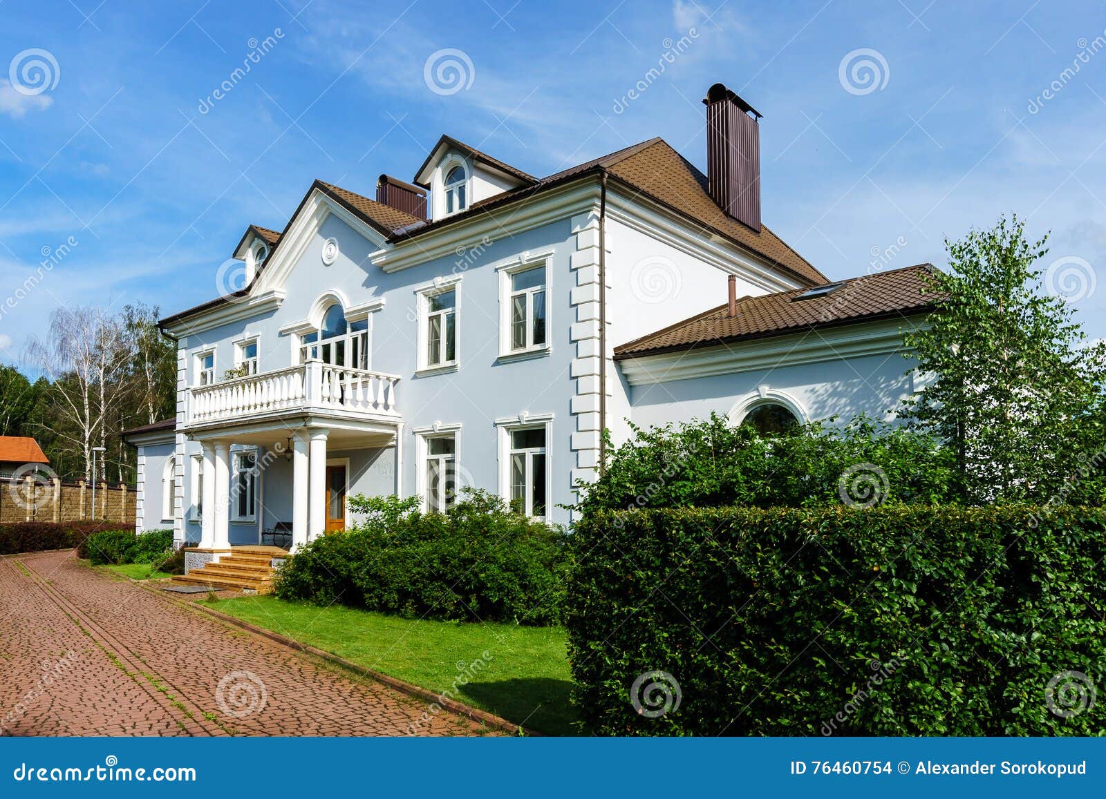 Mooi Groot Huis in Retro Stijl, Architecturaal Concept Stock Foto ...