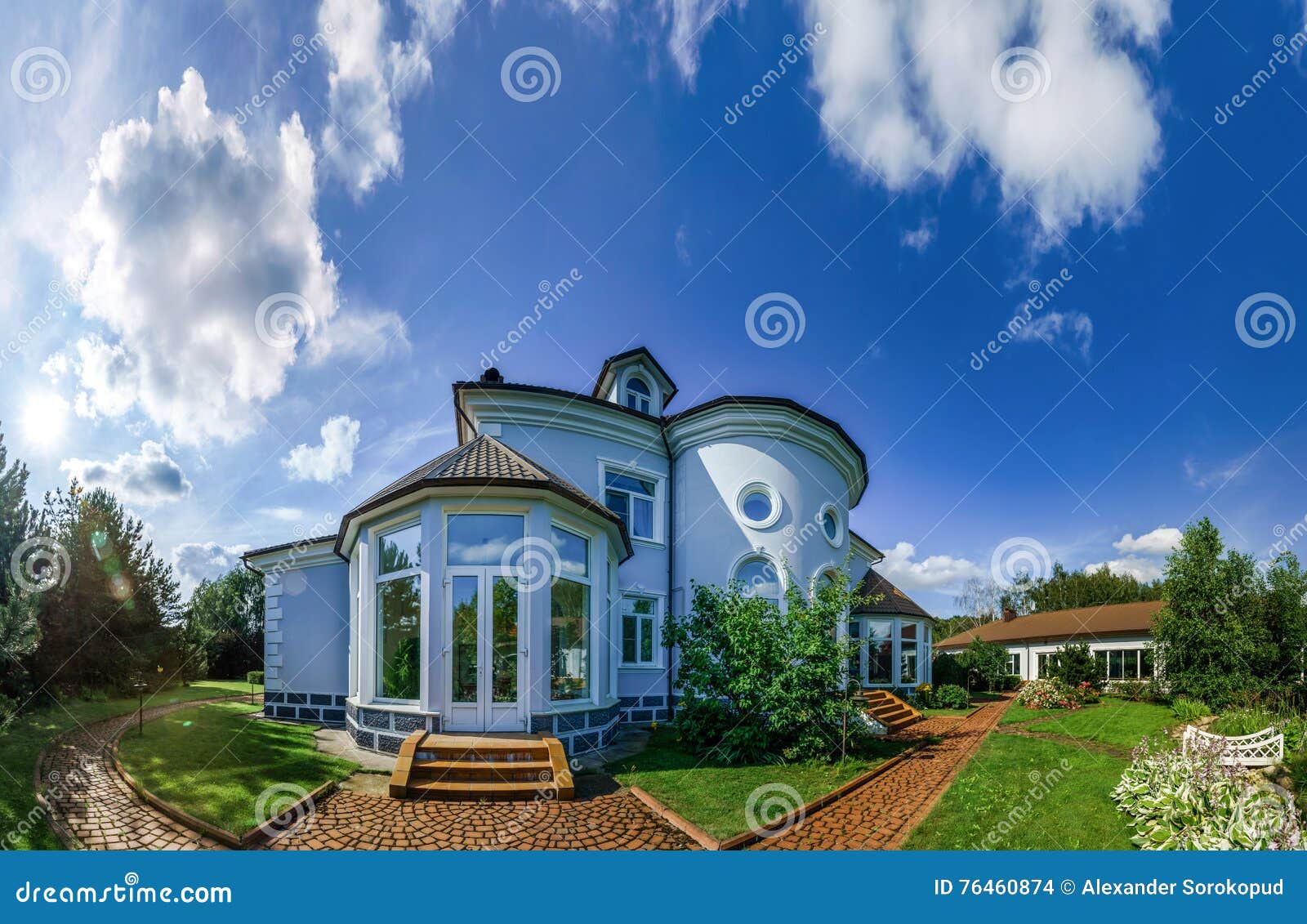 Mooi Groot Huis in Retro Stijl, Architecturaal Concept Stock Foto ...