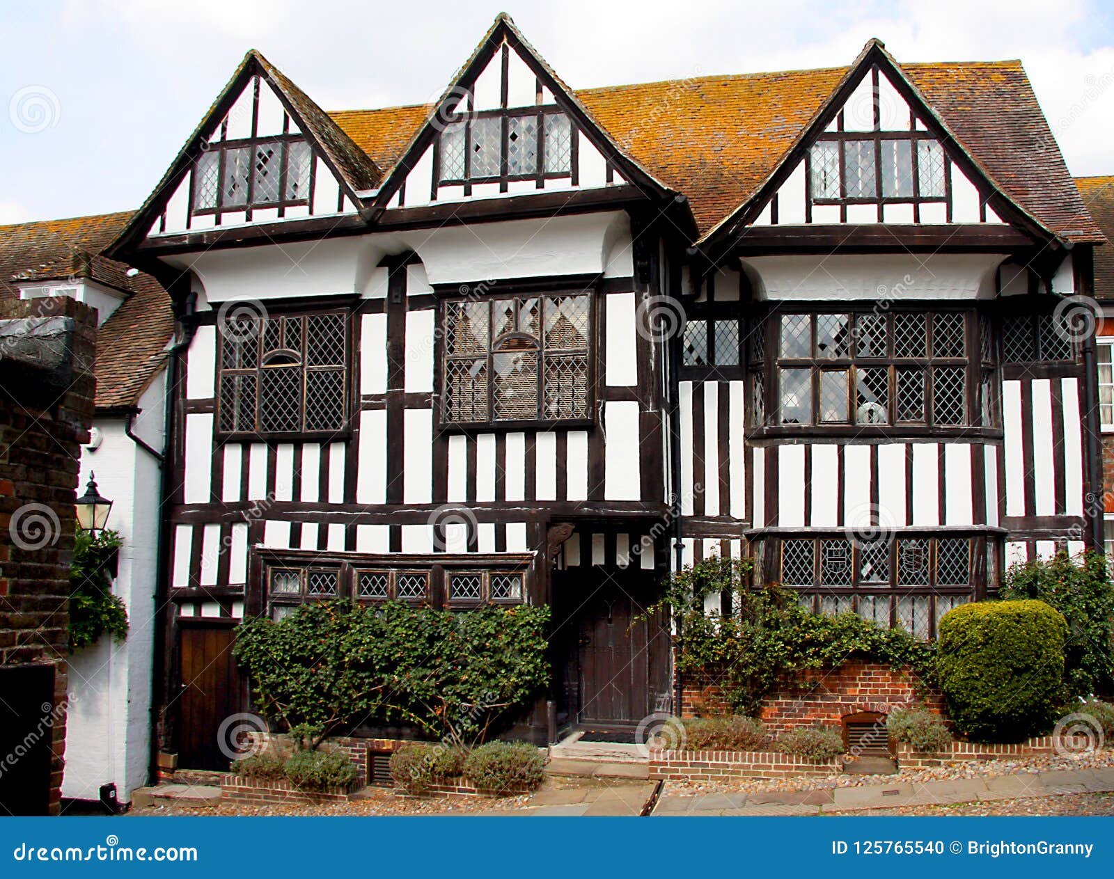 Mooi Historisch Tudor-huis in Rogge Stock Foto - Image of voorgevel ...