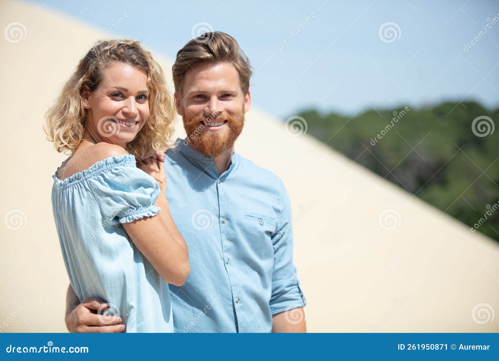 Mooi Jong Koppel Met Een Knuffeltje Op Het Strand Stock Afbeelding ... Mooi Jong Koppel Met Een Knuffeltje Op Het Strand Stock Afbeelding ...