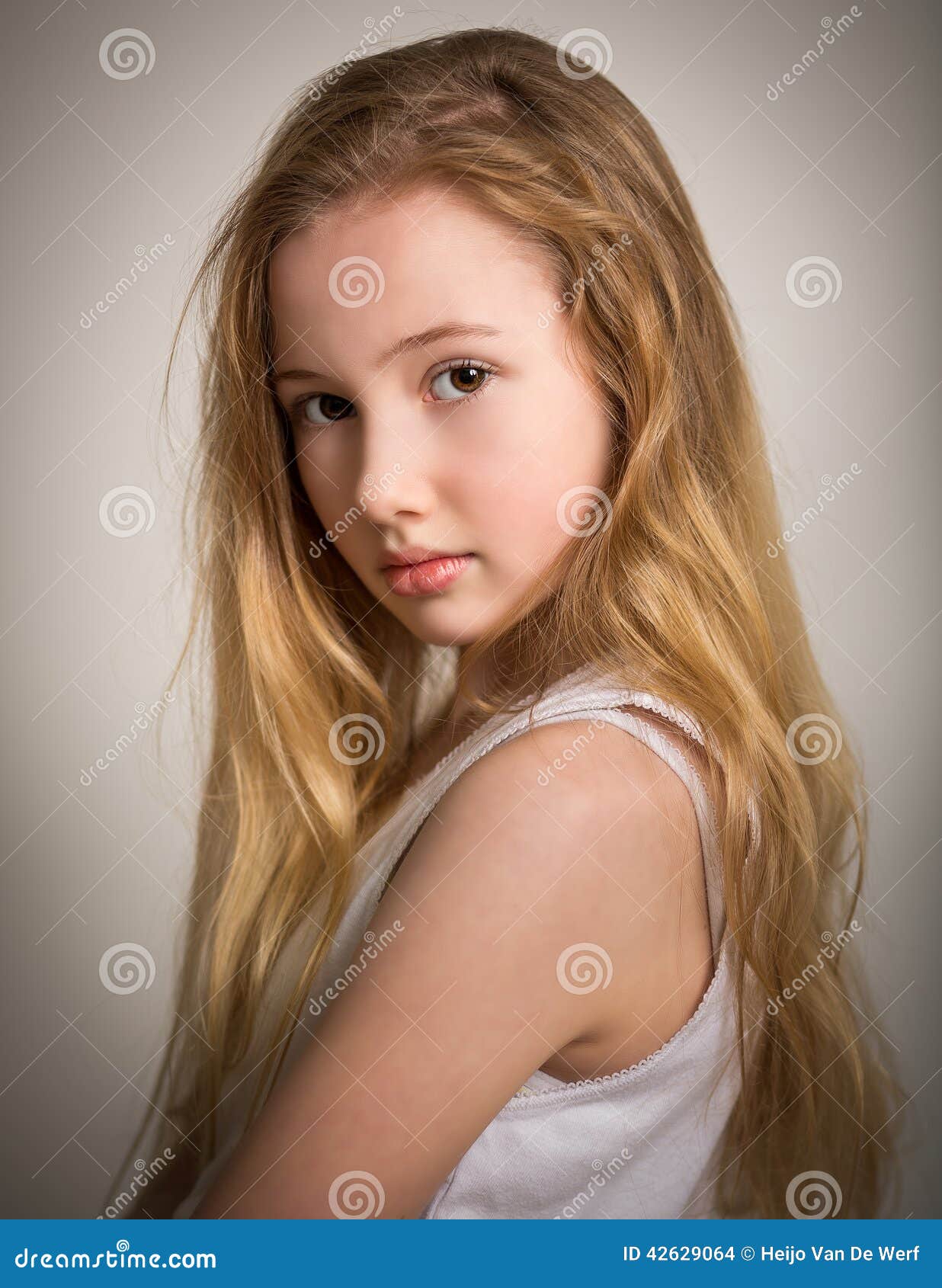 Mooi Jong Schuw Blond Meisje Stock Foto Image Of Toevallig Wijfje