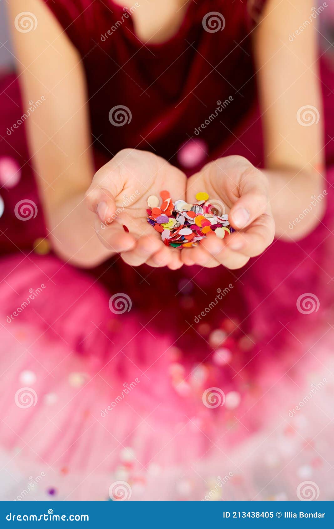 Mooi Meisje Blaast Een Veelkleurige Confetti Op Met Plezier Op Het ... Mooi Meisje Blaast Een Veelkleurige Confetti Op Met Plezier Op Het ...