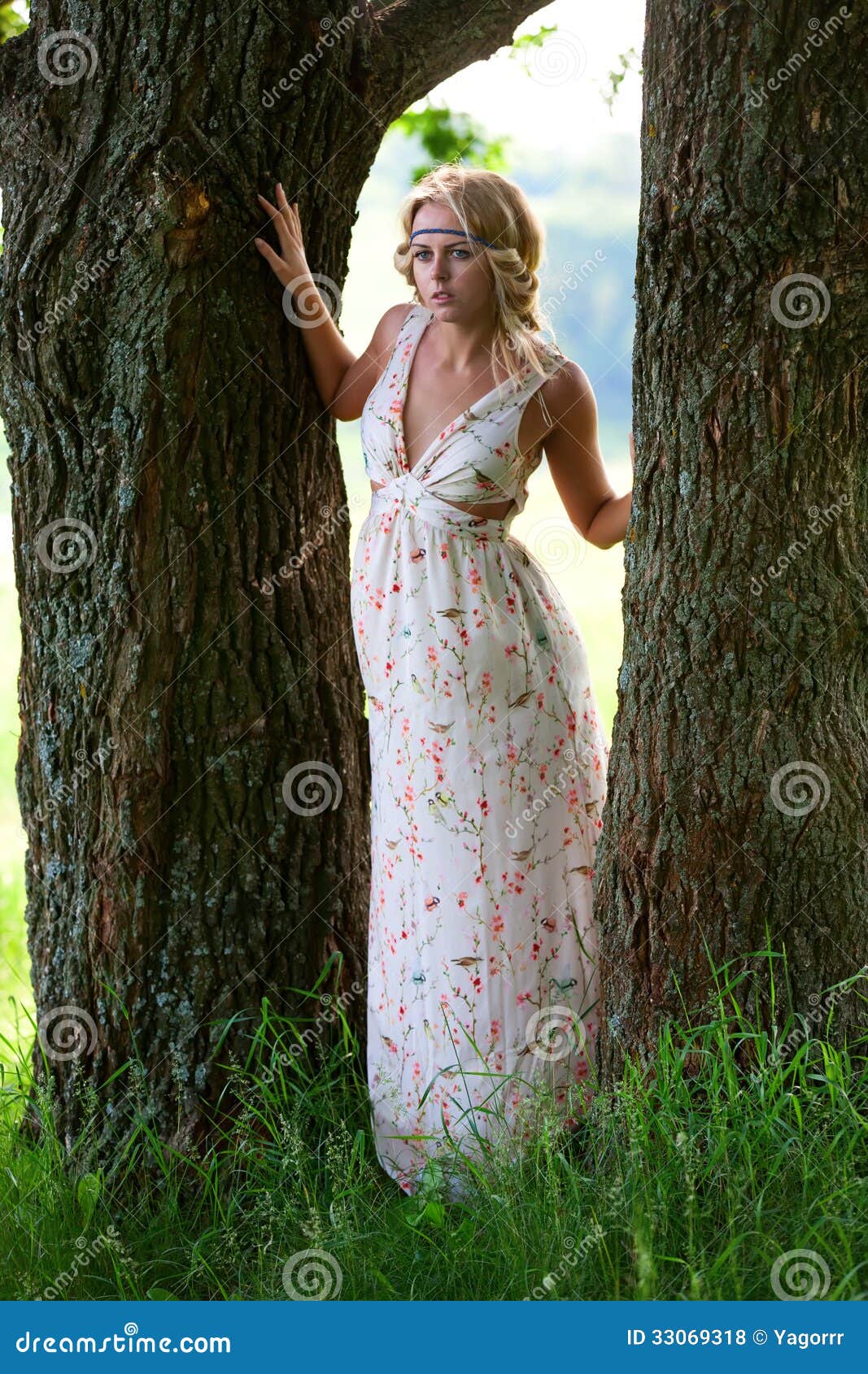 Mooi meisje dichtbij boom stock foto. Image of tussen - 33069318