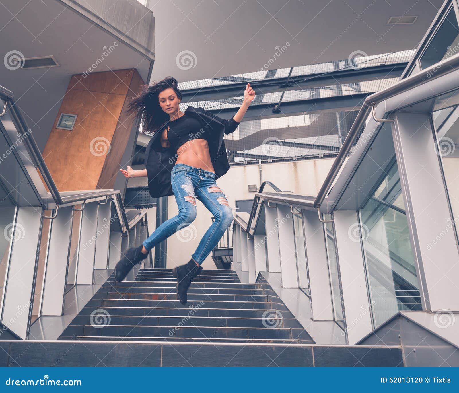 Mooi Meisje Die Van Een Trap Springen Stock Foto - Image of kaukasisch ...