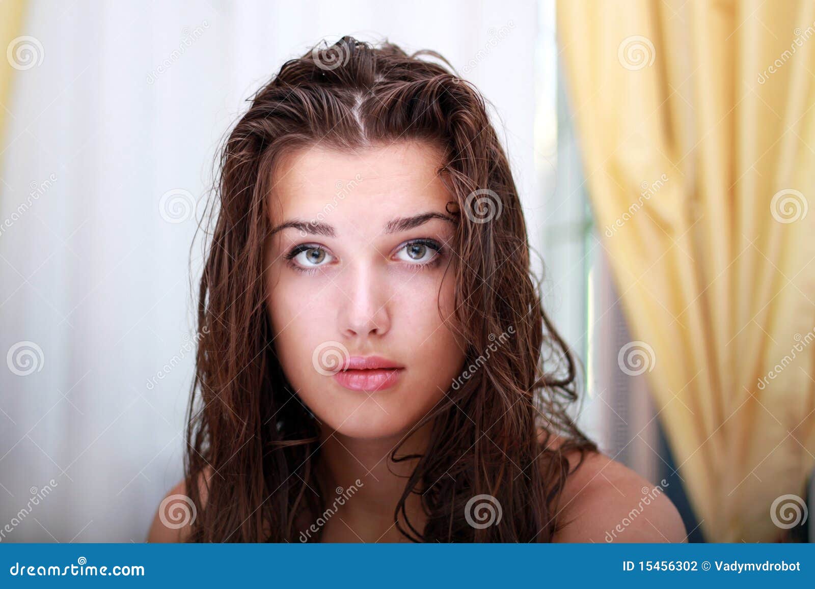 Mooi meisje met nat haar stock foto. Image of studio - 15456302