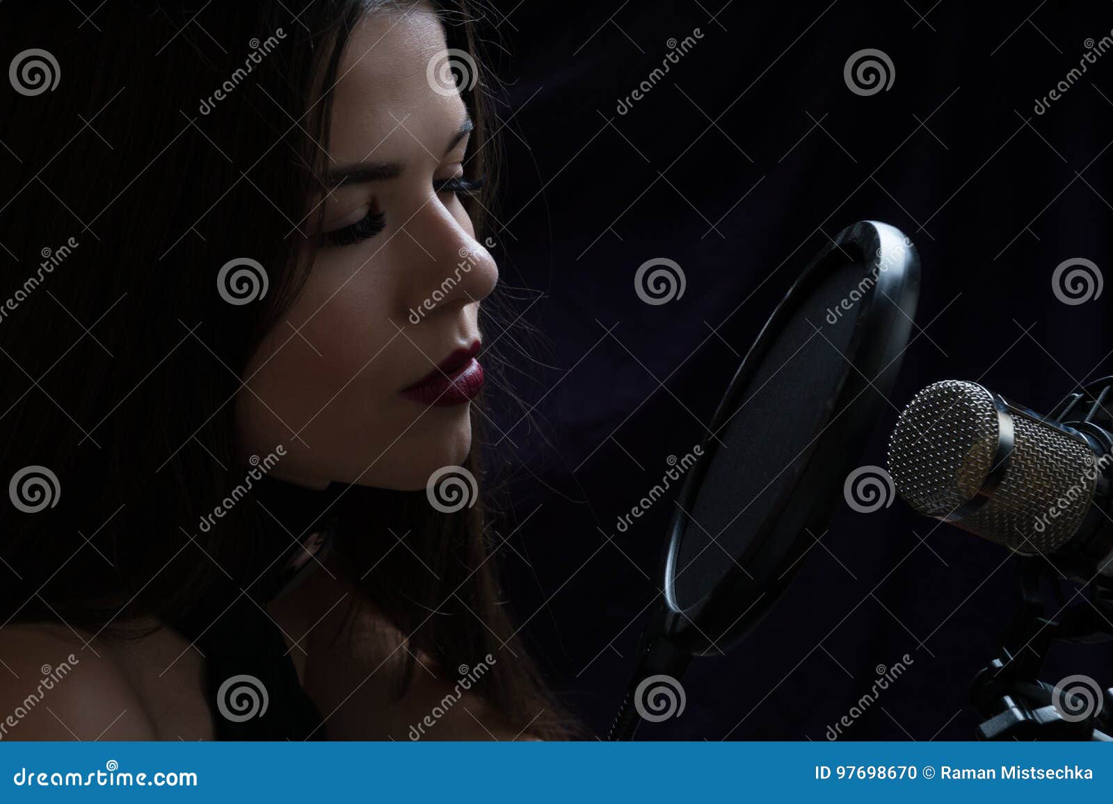 Mooi Meisje in Opnamestudio Met Microfoon Stock Foto - Image of ...
