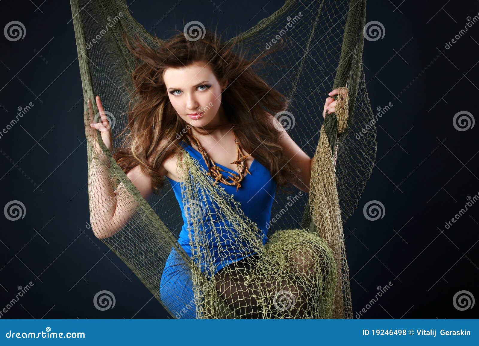 Mooi meisje in visnet stock foto. Image of mooi, lang - 19246498
