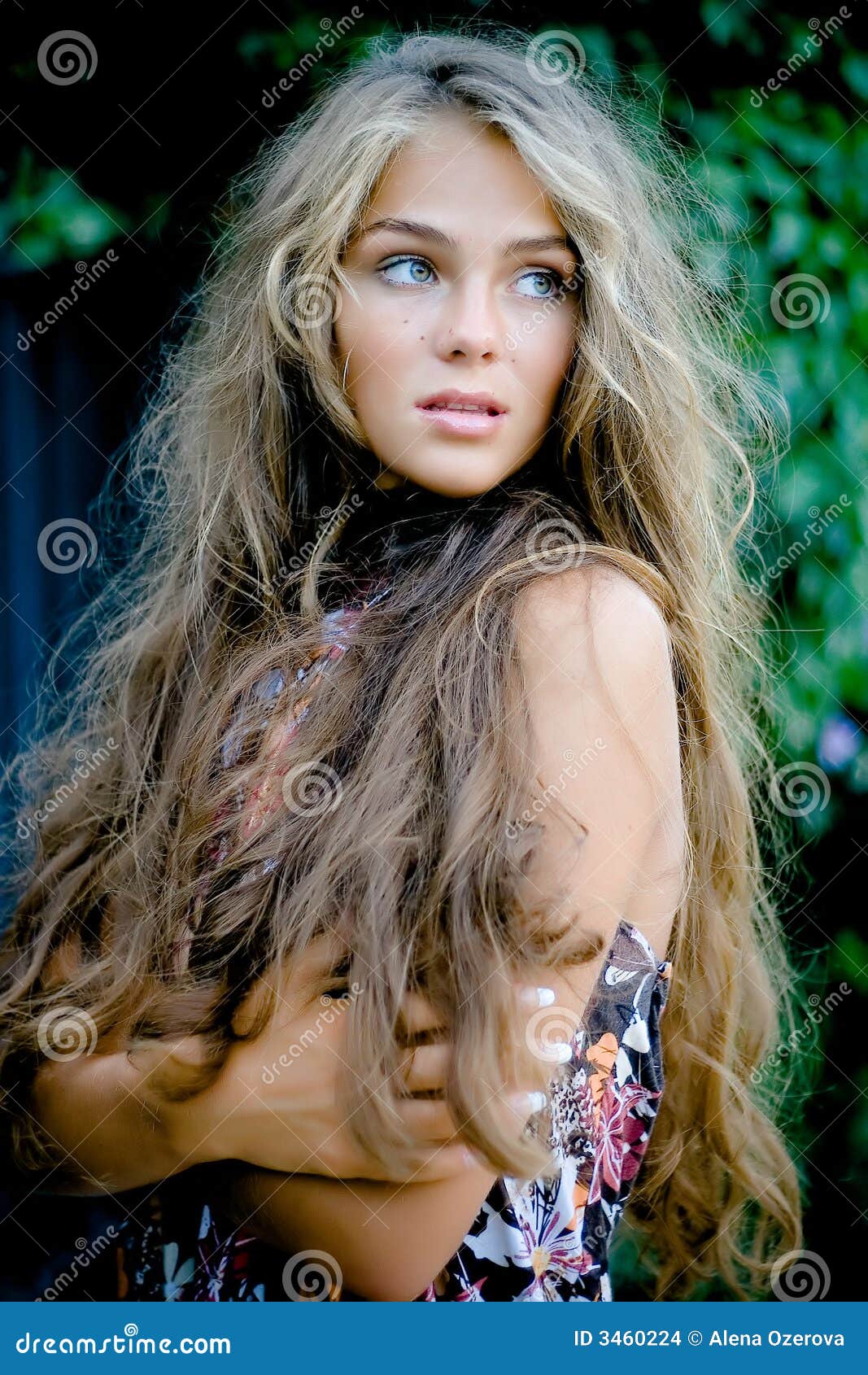 Mooi model met lang haar stock foto. Image of lippen ...