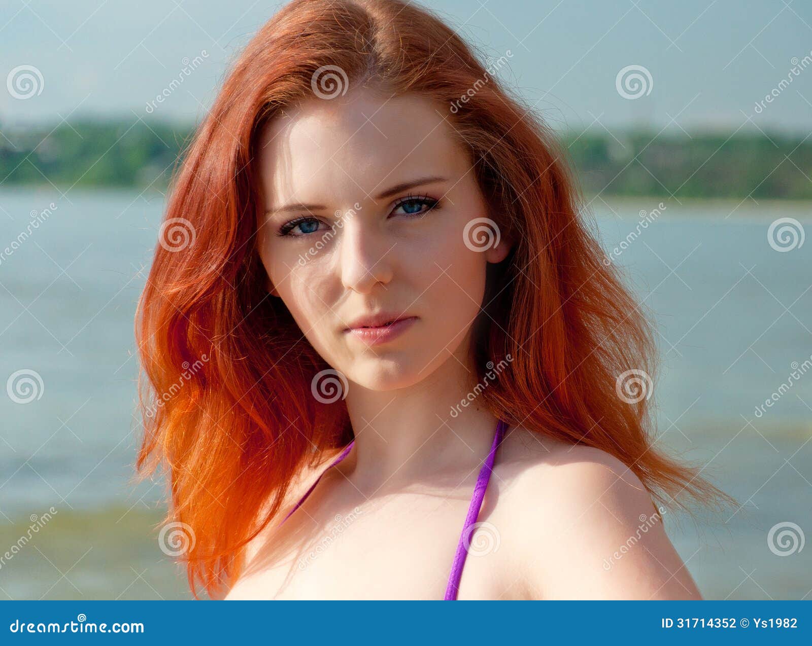 Mooi Sexy Meisje Met Het Rode Haar En Bikini Stellen Op Een Strand