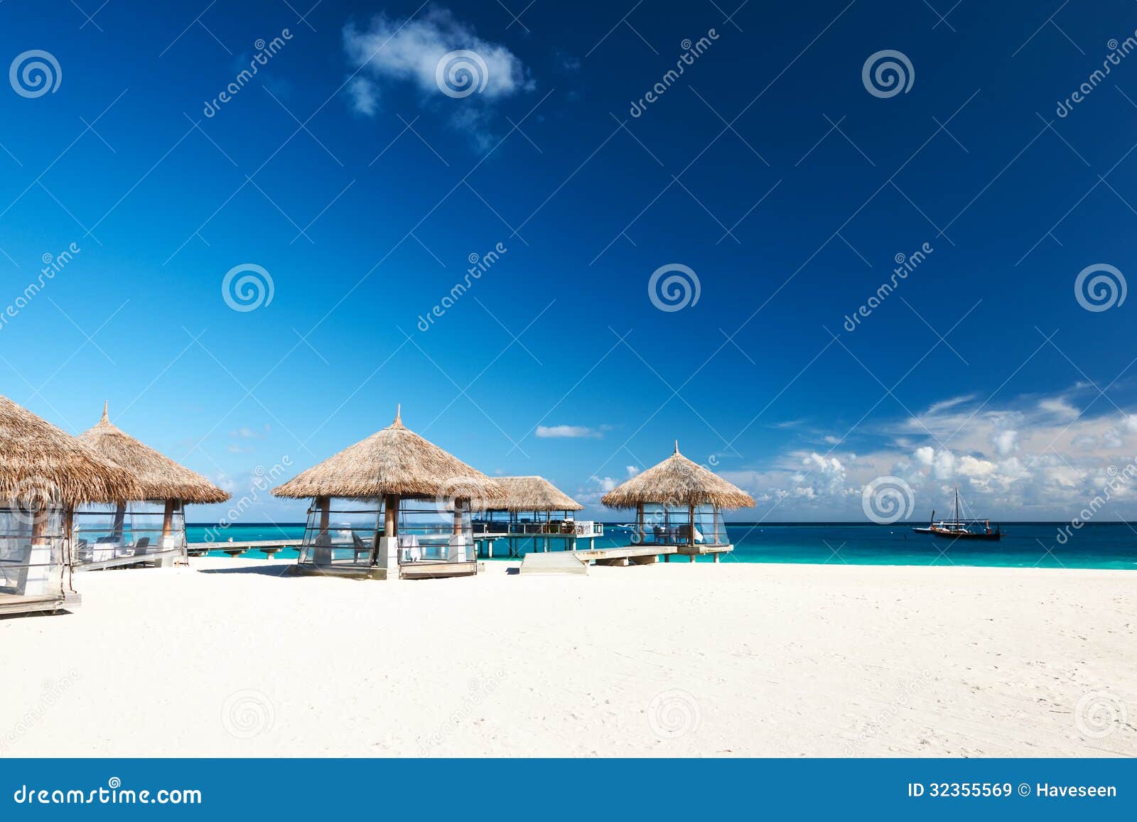 Mooi strand met pier stock afbeelding. Image of zuiden - 32355569