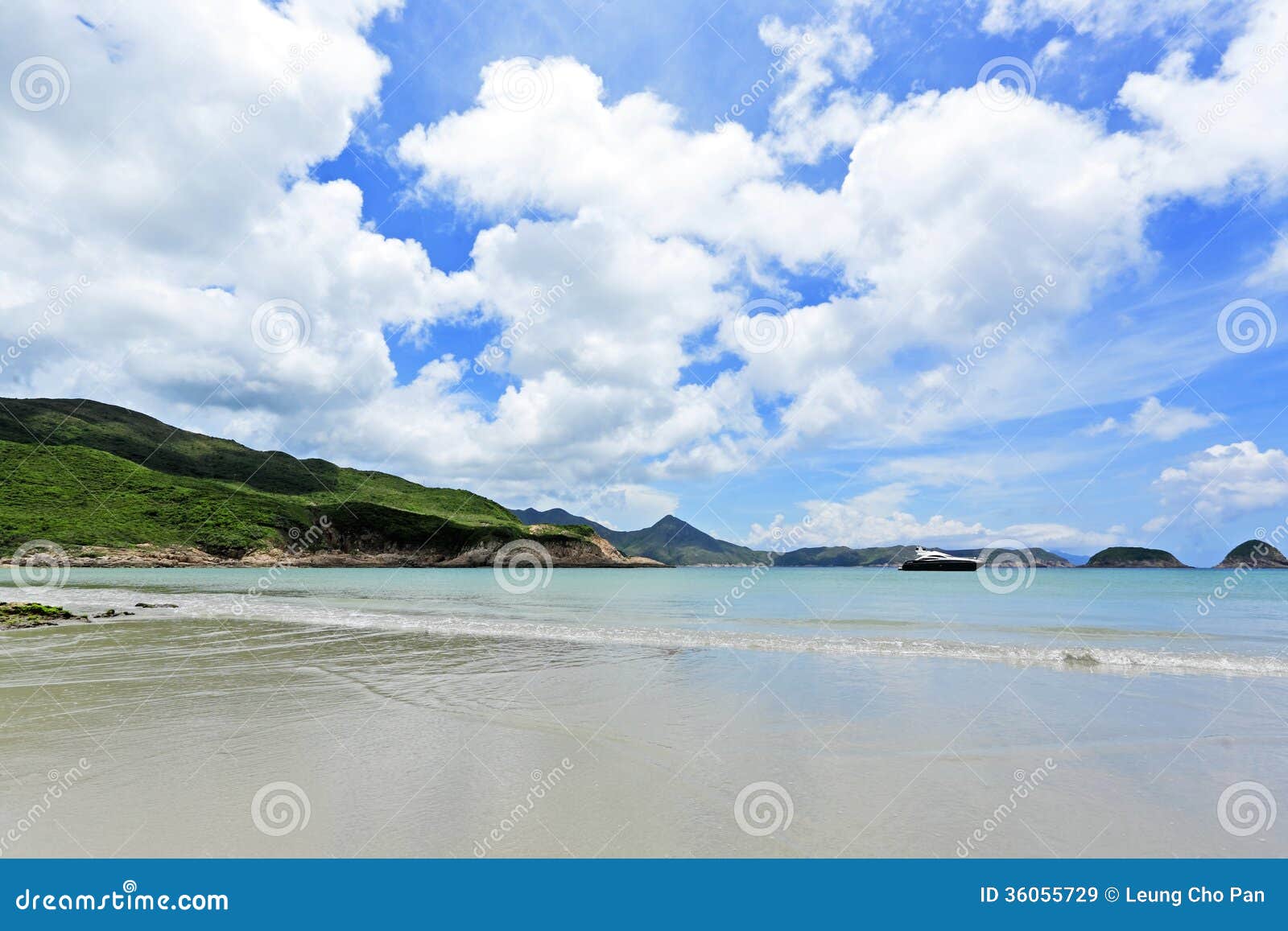 Mooi strand op eiland stock afbeelding. Image of rust - 36055729