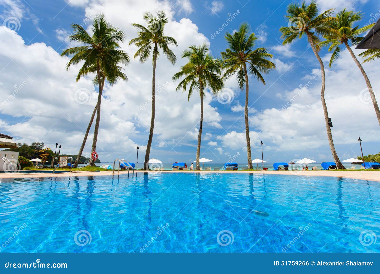 Mooi Tropisch Strand Bij Exotisch Eiland Stock Foto - Image of vakantie ...