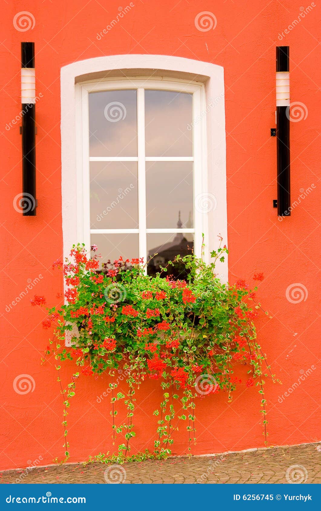 Mooi venster op rode muur stock afbeelding. Image of sile - 6256745