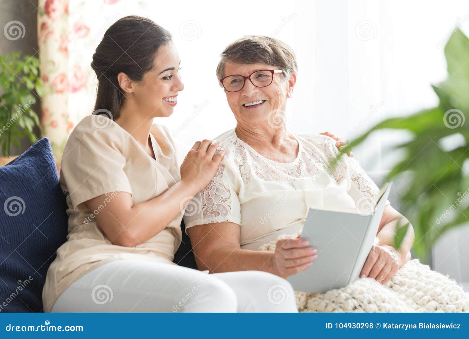 Mooi verzorger en bejaarde stock foto. Image of verzorger - 104930298