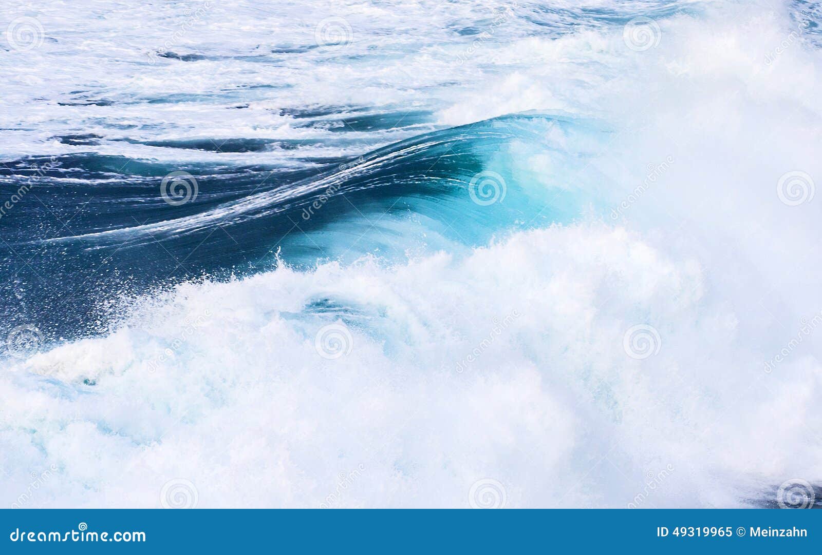 Mooie blauwe hoge golven stock afbeelding. Image of motie - 49319965