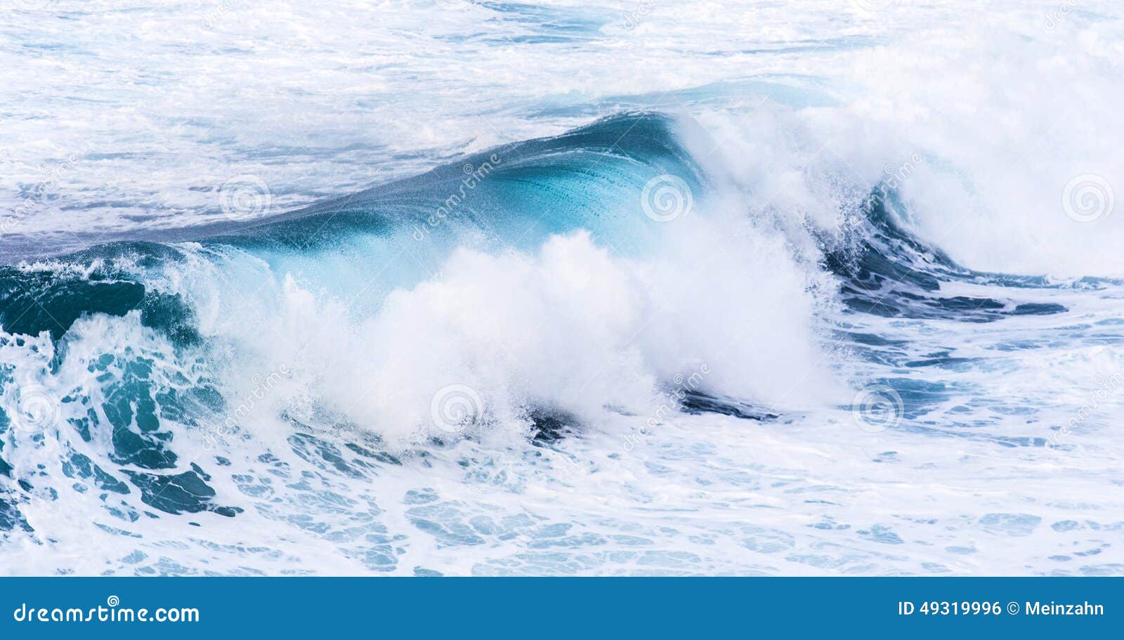 Mooie blauwe hoge golven stock foto. Image of spanje - 49319996