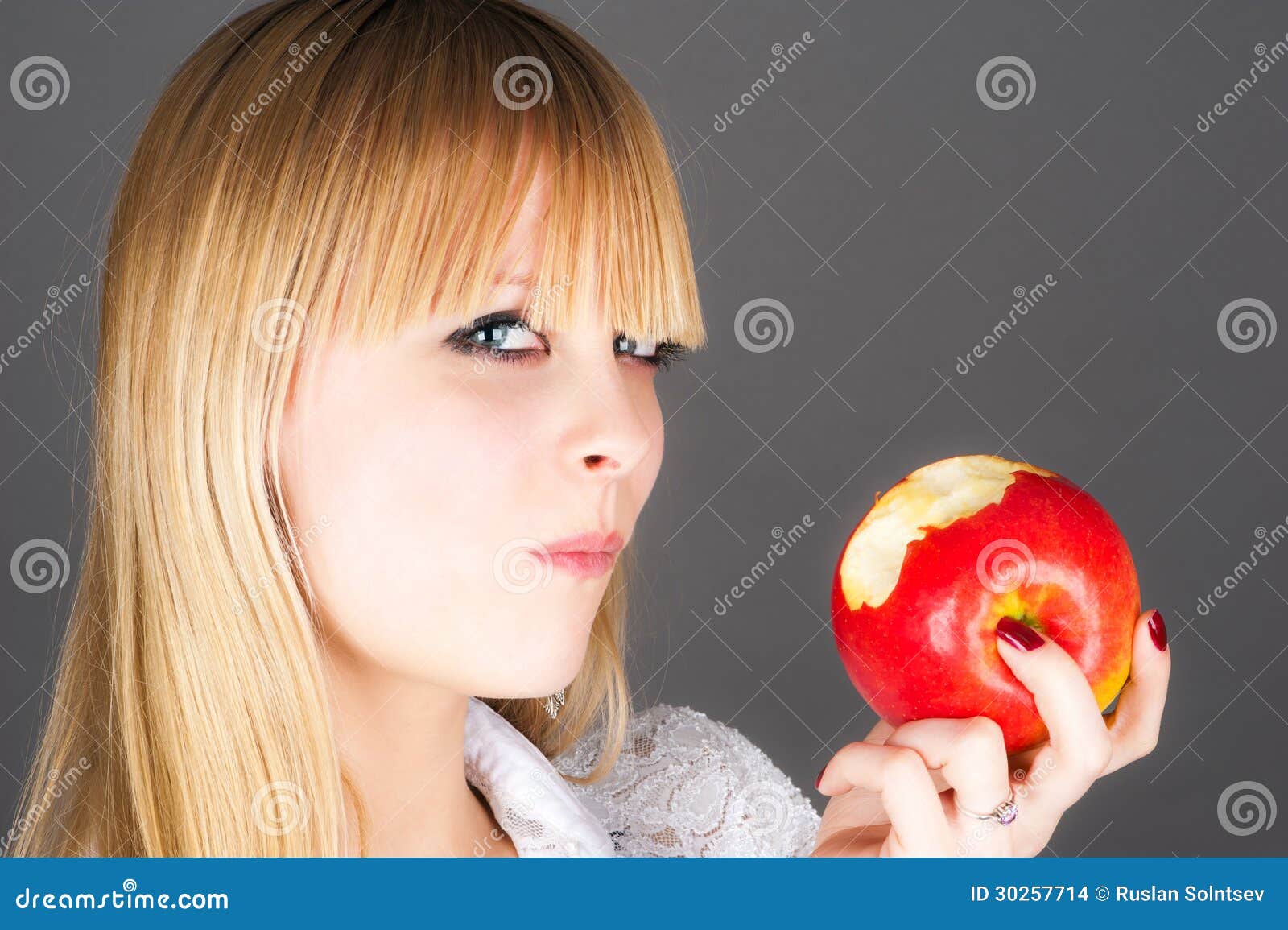 Blond bijtend de appel stock foto. Image of gezondheid - 30257714