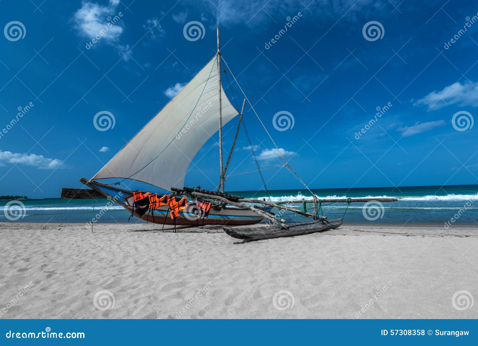 Mooie Boot in Het Strand in Trincomalee Stock Foto - Image of colombo ...