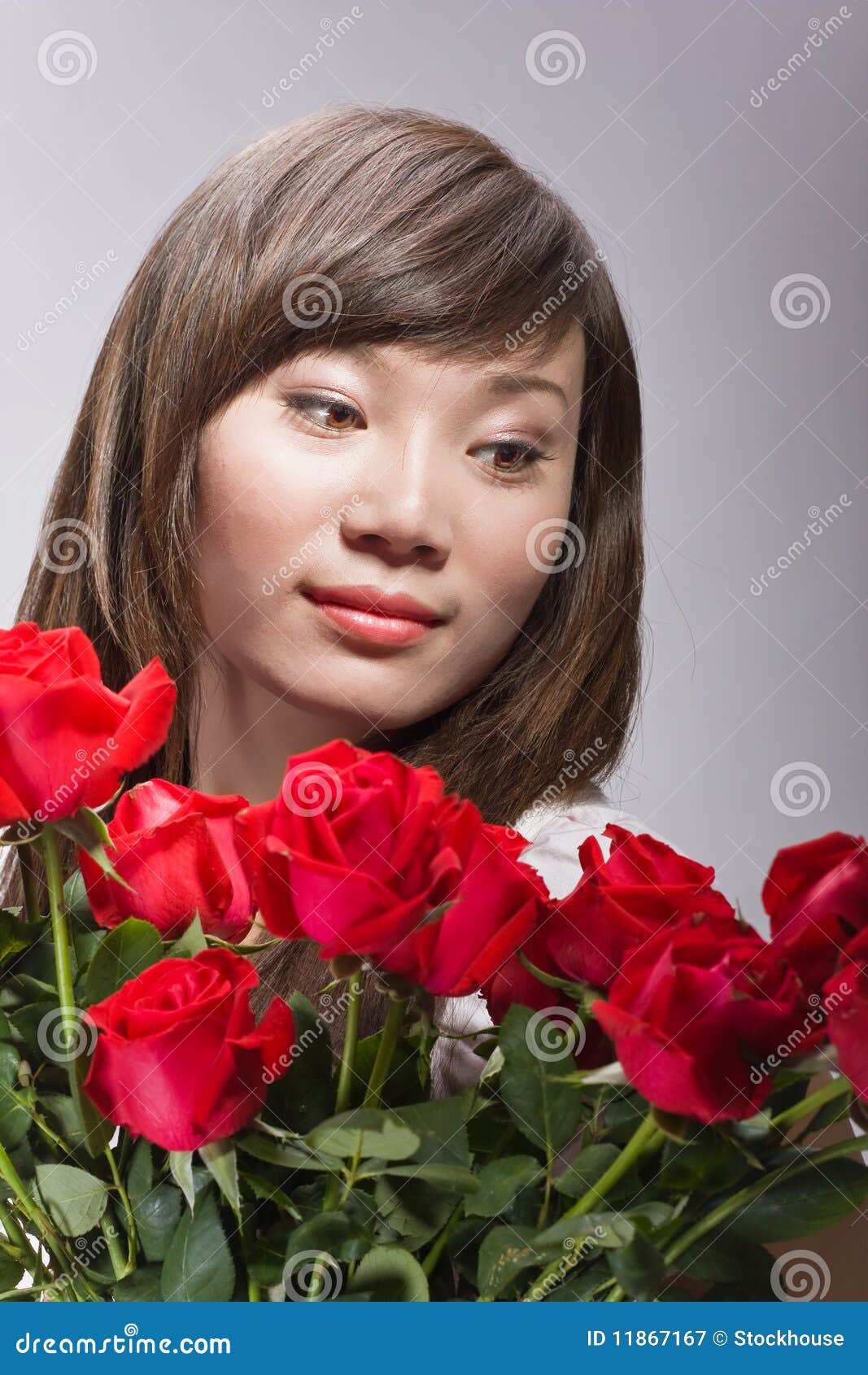 Mooie Chinese Vrouw En Rode Rozen Stock Afbeelding - Image of wijfje ...