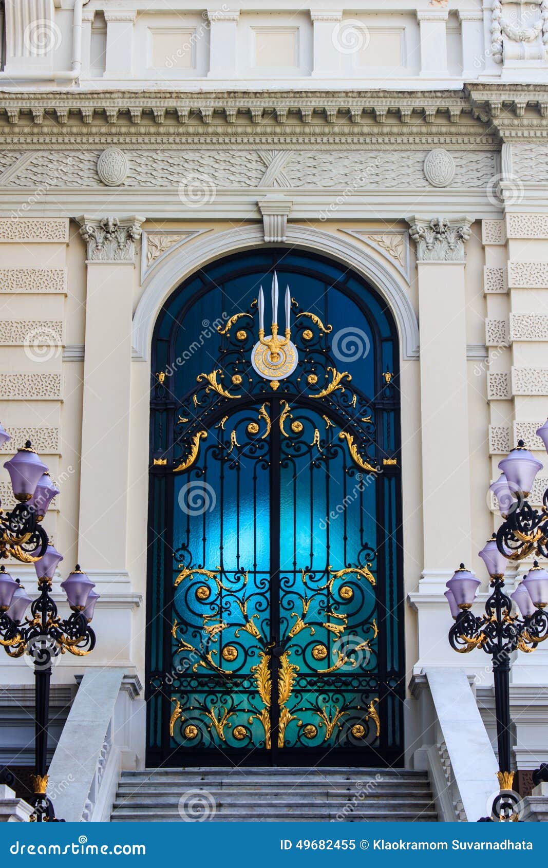 Mooie deur in groot paleis stock afbeelding. Image of deur - 49682455