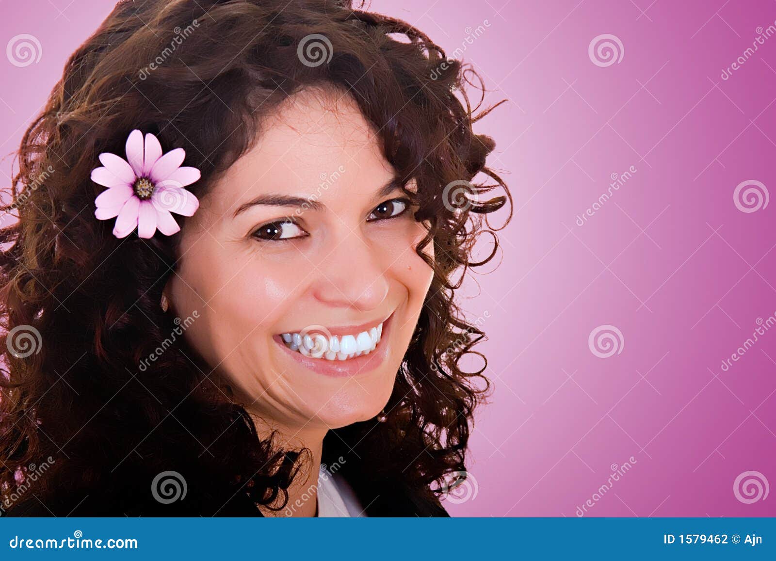 Mooie Glimlach Met Een Bloem Stock Foto - Image of aantrekkelijk, blij ...