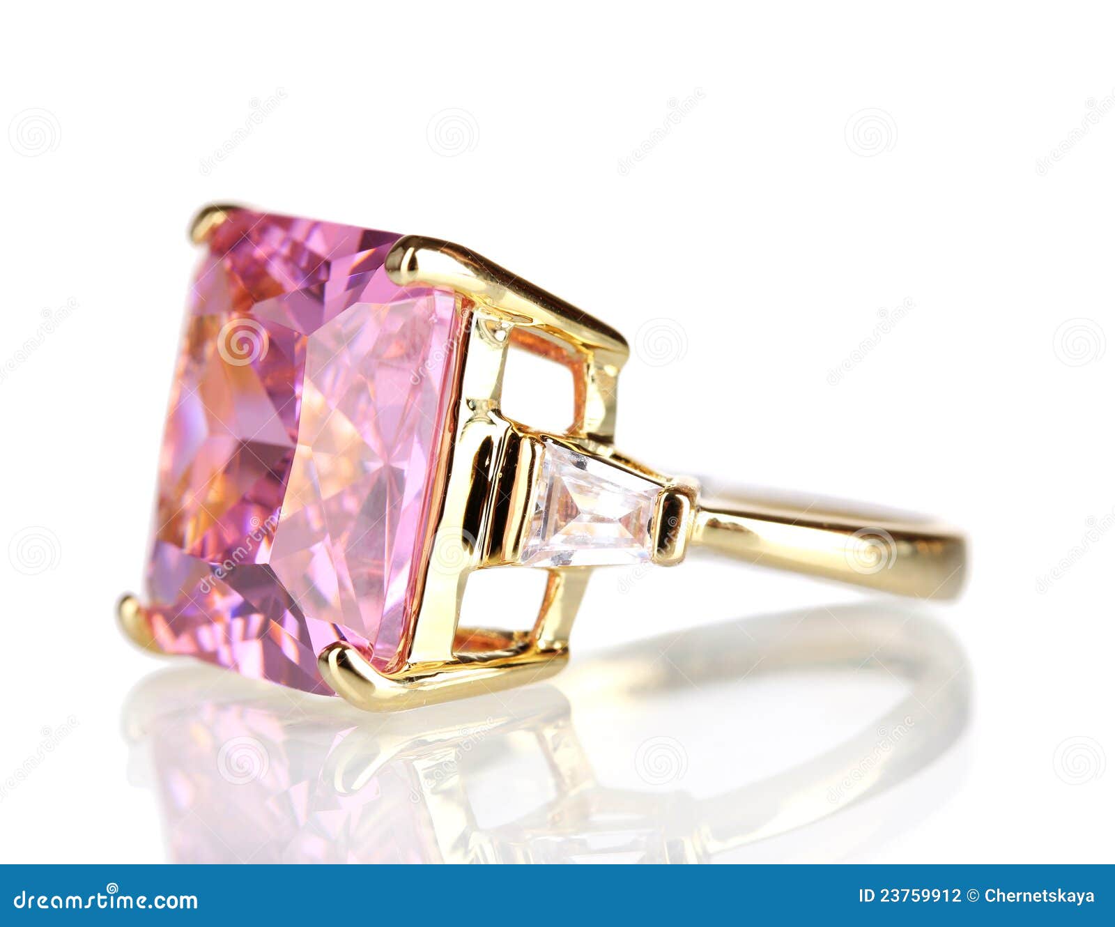 Mooie Gouden Ring Met Edelsteen Stock Foto - Image of duur, macro: 23759912