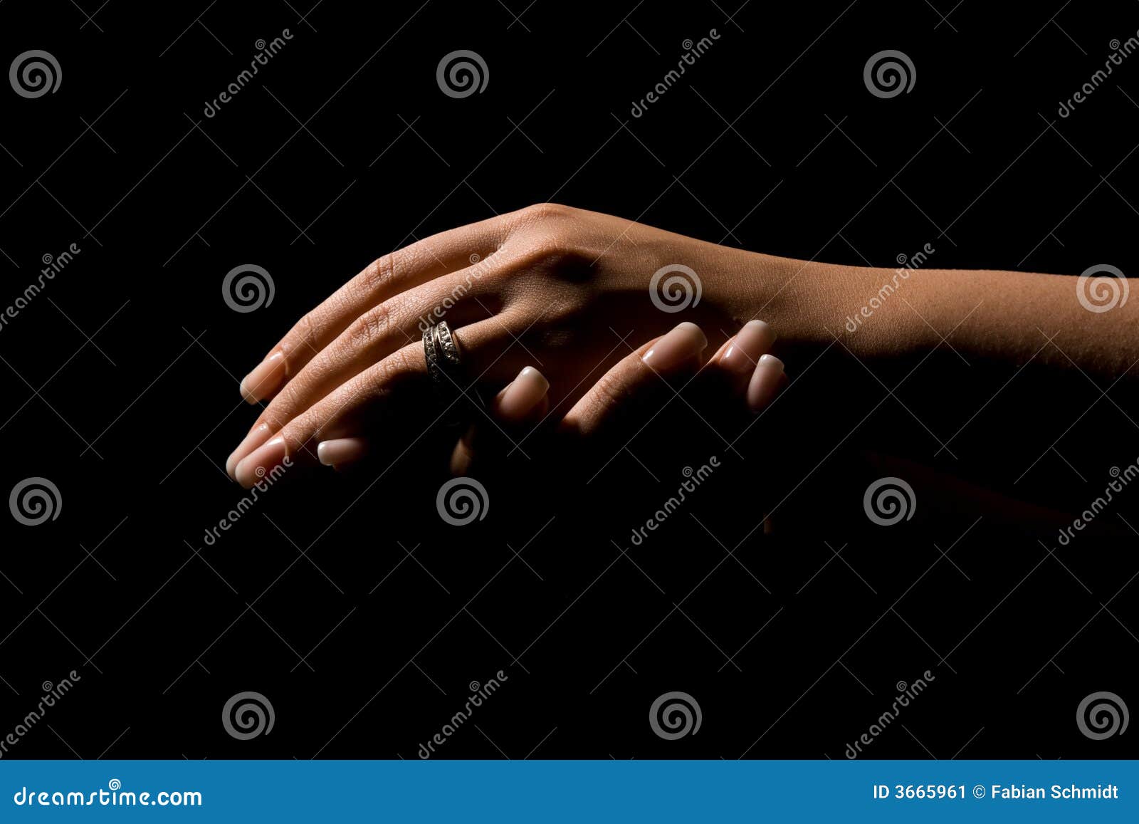 Mooie handen met ring stock afbeelding. Image of haar - 3665961