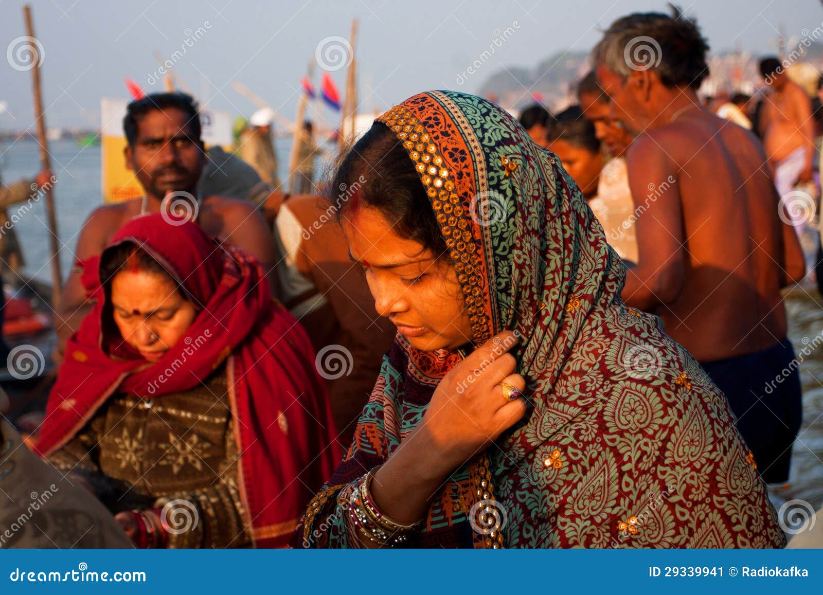 Mooie Indische Vrouw in De Menigte Redactionele Foto - Image of ogen ...