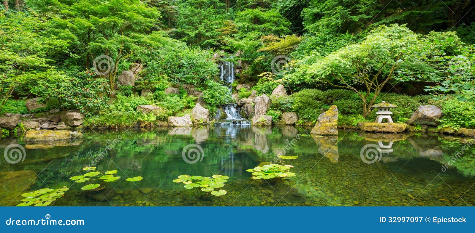 Mooie Japanse Tuin stock afbeelding. Image of botanisch - 32997097