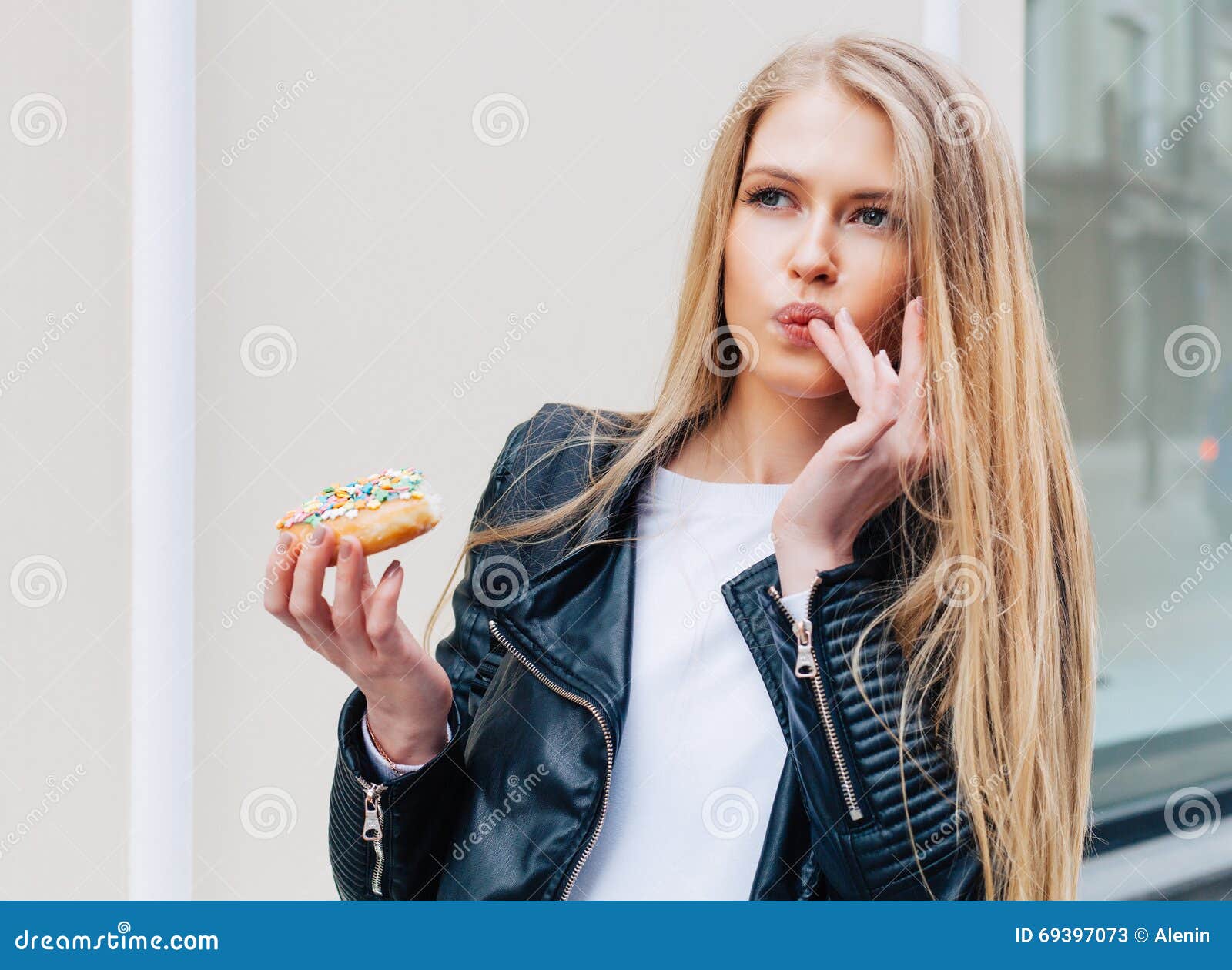 Mooie Jonge Sexy Vrouw Die Een Doughnut Eten Die Haar Vingers Likken