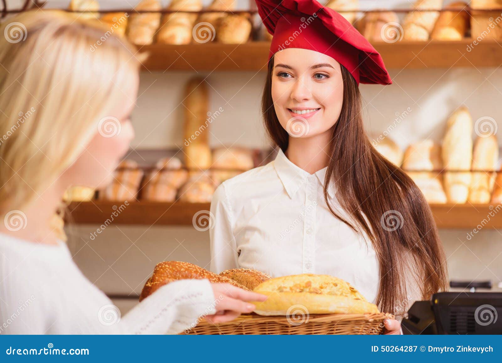 Mooie Jonge Vrouw Bij Bakkerswinkel Stock Afbeelding - Image of ...