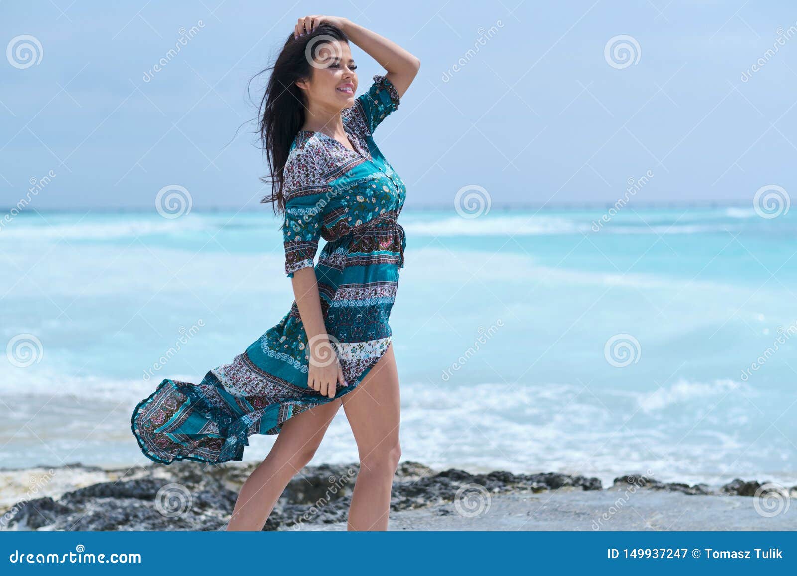 Mooie Jonge Vrouw in Elegante Kleding Op Het Strand Stock Afbeelding ...