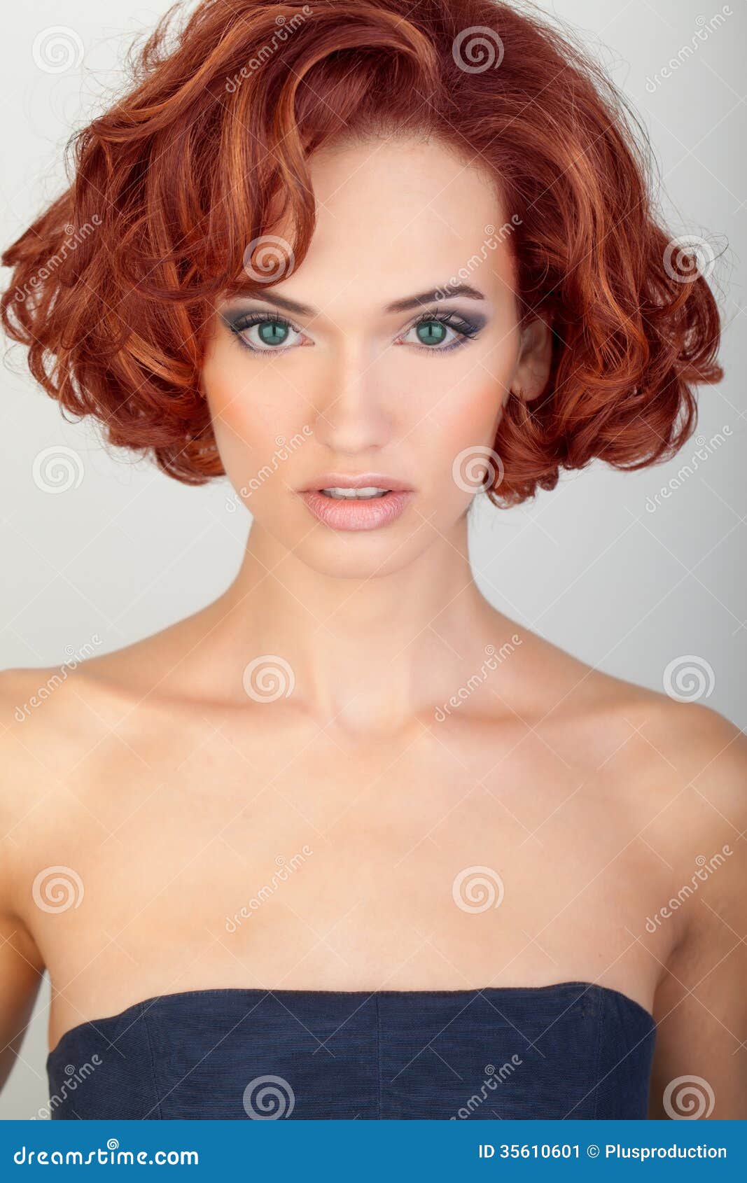 Mooie Jonge Vrouw Met Rood Haar Stock Afbeelding - Image of wijfje ...