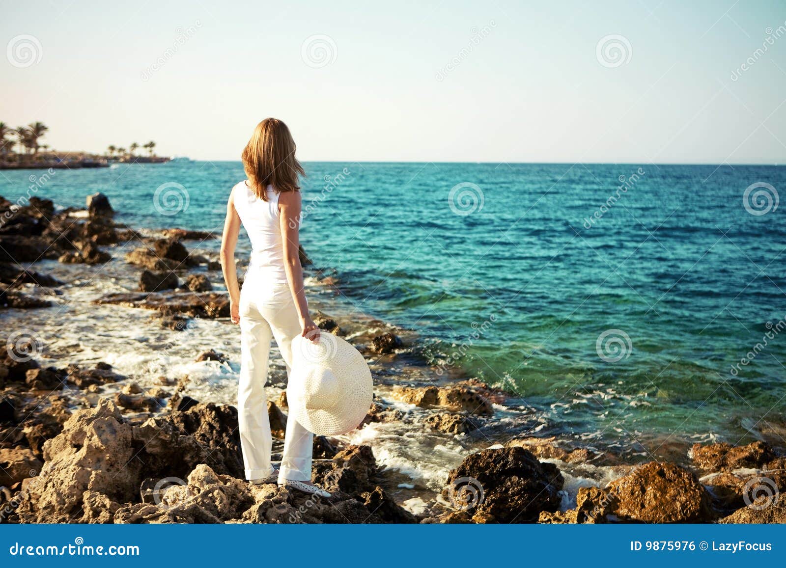 Mooie Jonge Vrouw Op Het Strand Stock Foto - Image of nave, vrijheid ...