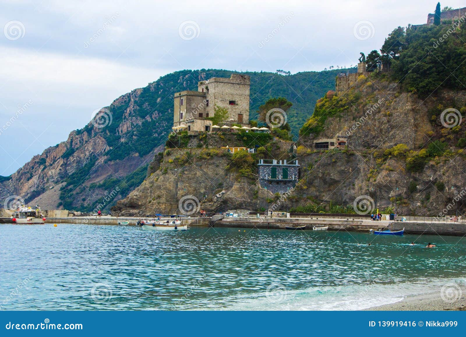 Mooie Kleine Stad Van Monterosso in Het Nationale Park Van Cinque Terre ... Mooie Kleine Stad Van Monterosso in Het Nationale Park Van Cinque Terre ...