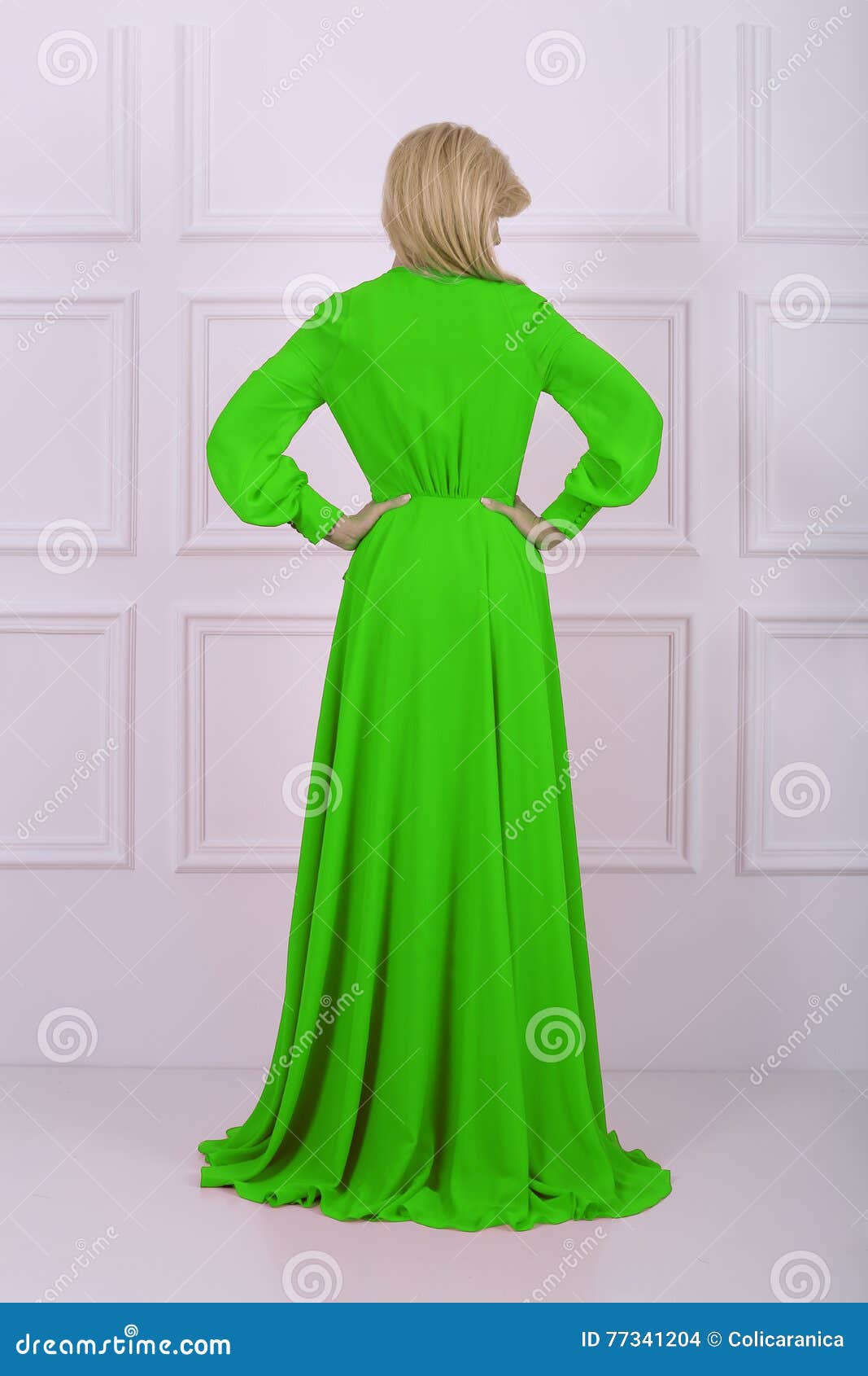 Mooie Langharige Vrouw in Groene Kleding Stock Foto - Image of blond ...