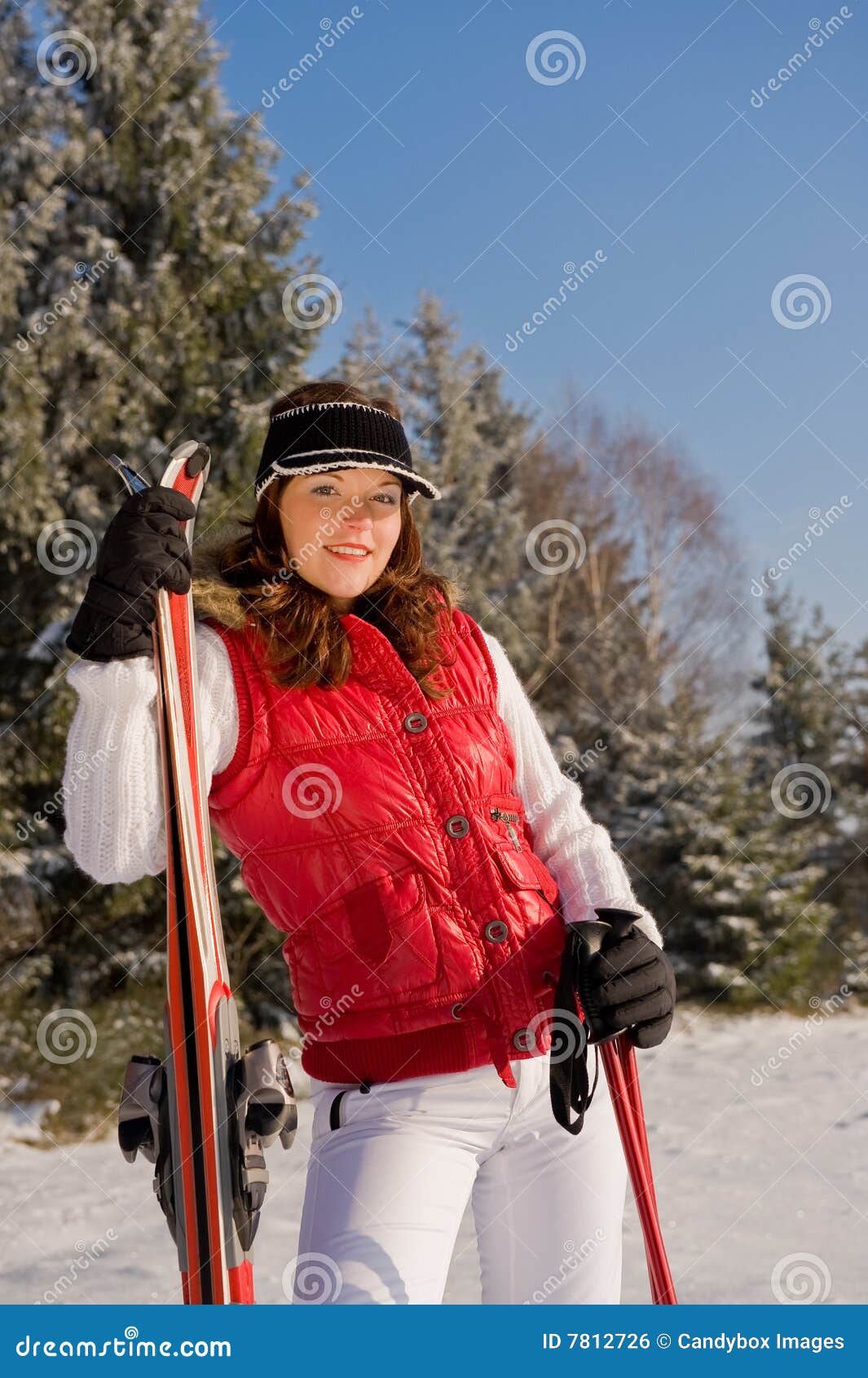 Mooie mannequin met skis stock foto. Image of skiën, rood - 7812726