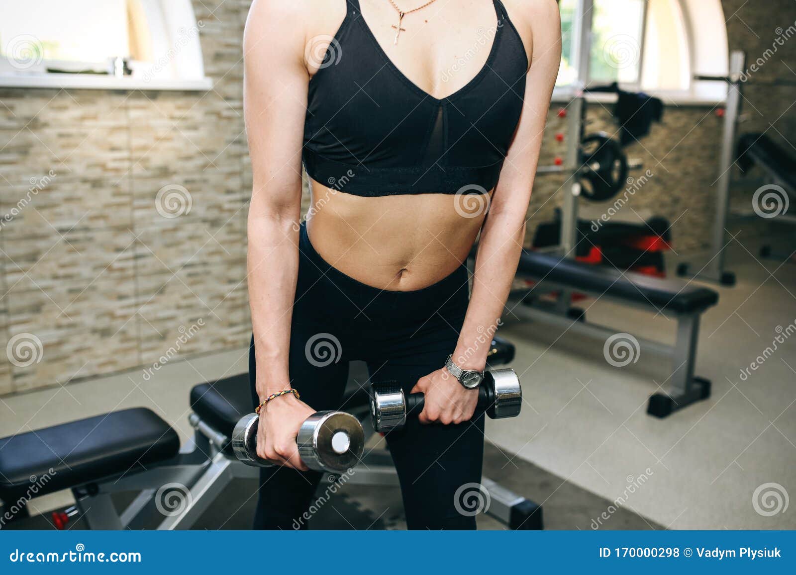 Mooie Meisjes Met Lang Haar Trainen In De Gymzaal Met Gewichten