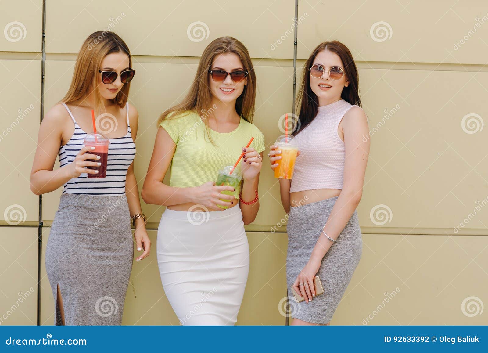 Mooie meisjes op de straat stock foto. Image of kaasmaker - 92633392