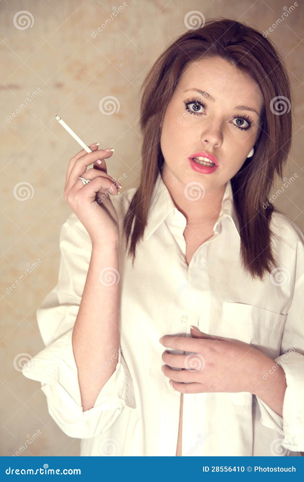 Mooie Meisjes Rokende Sigaret Stock Foto - Image of aantrekkelijk, vrij ...