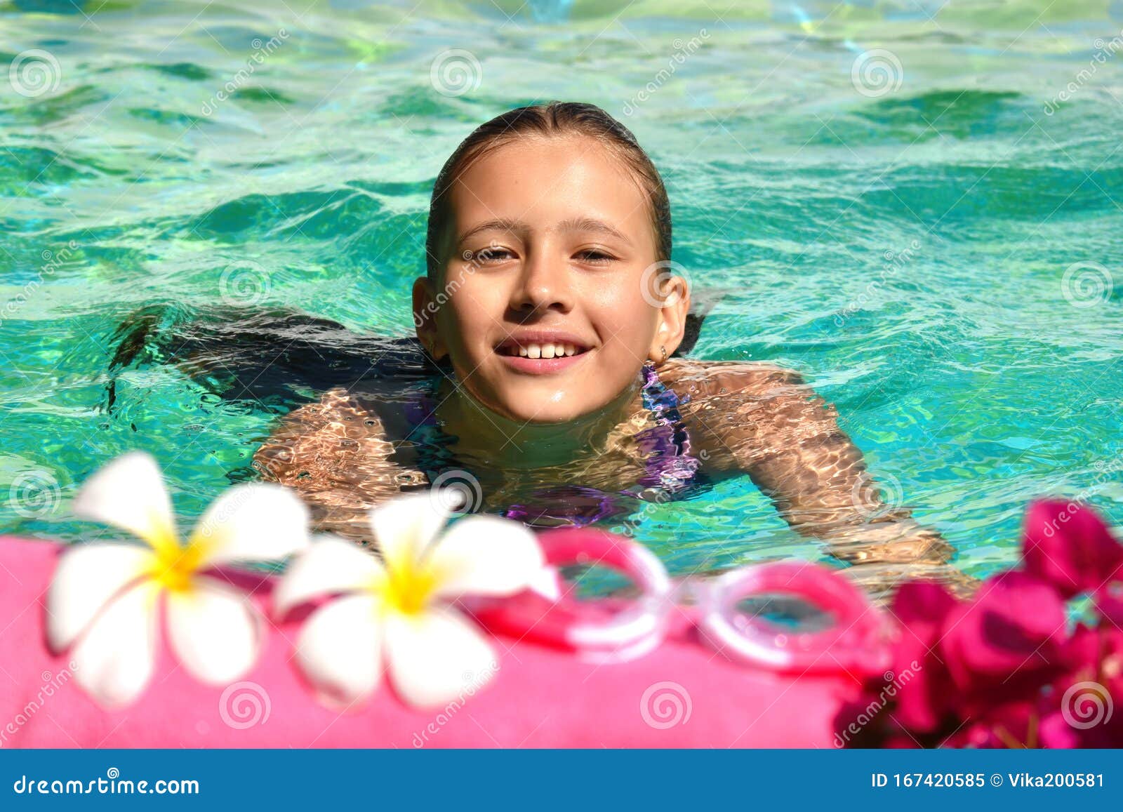 Mooie Meisjes Zwemmen in Het Zwembad Herstel in De Pool Tropische ... Mooie Meisjes Zwemmen in Het Zwembad Herstel in De Pool Tropische ...
