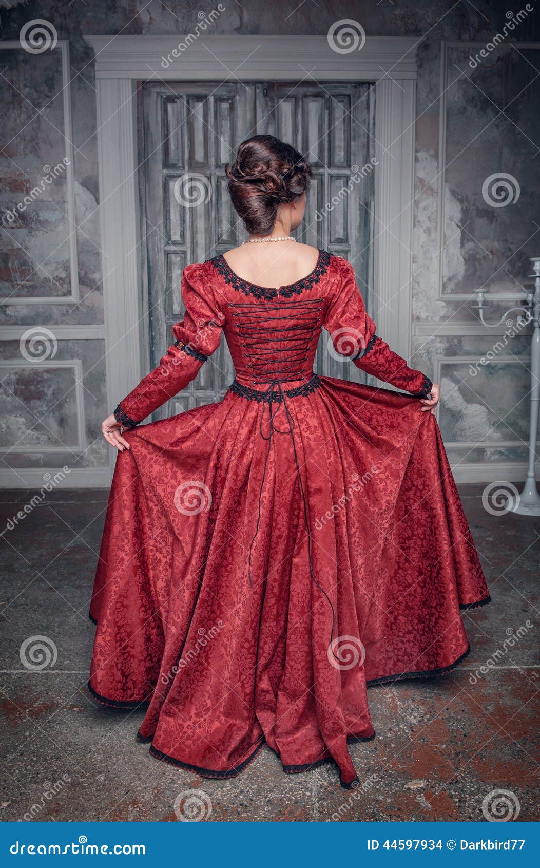 Mooie Middeleeuwse Vrouw in Rode Kleding, Rug Stock Foto - Image of ...