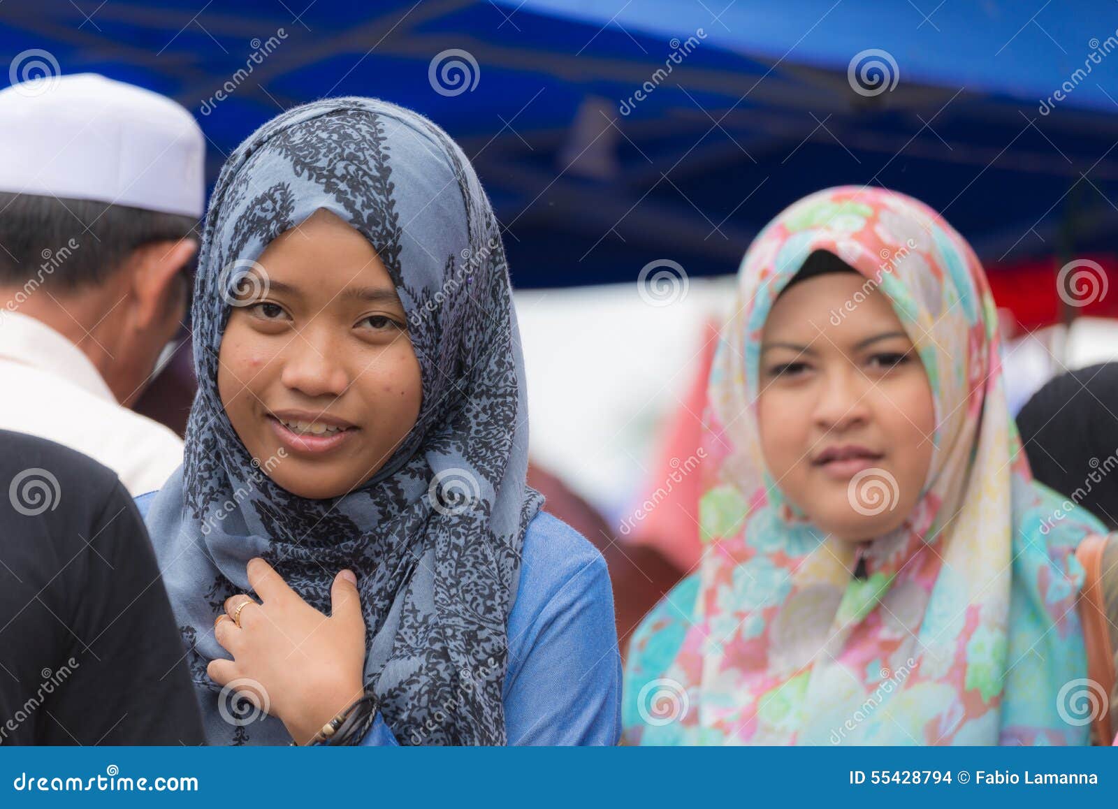 Mooie Moslim Jonge Dames Met Hijab Redactionele Stock Afbeelding ...