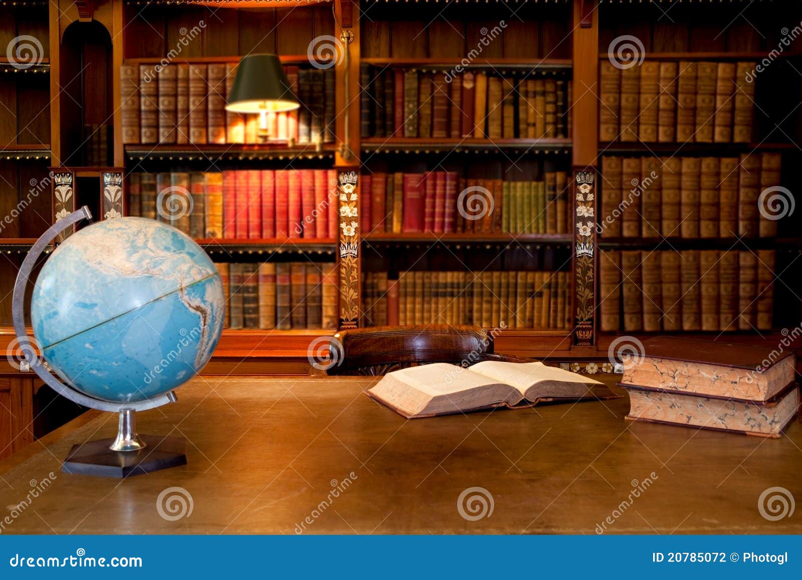 Mooie oude bibliotheek stock foto. Image of boeken, decor - 20785072